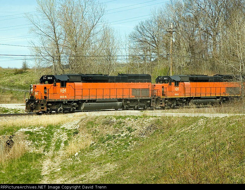 B&LE 904 leads this power move down from the upper yard